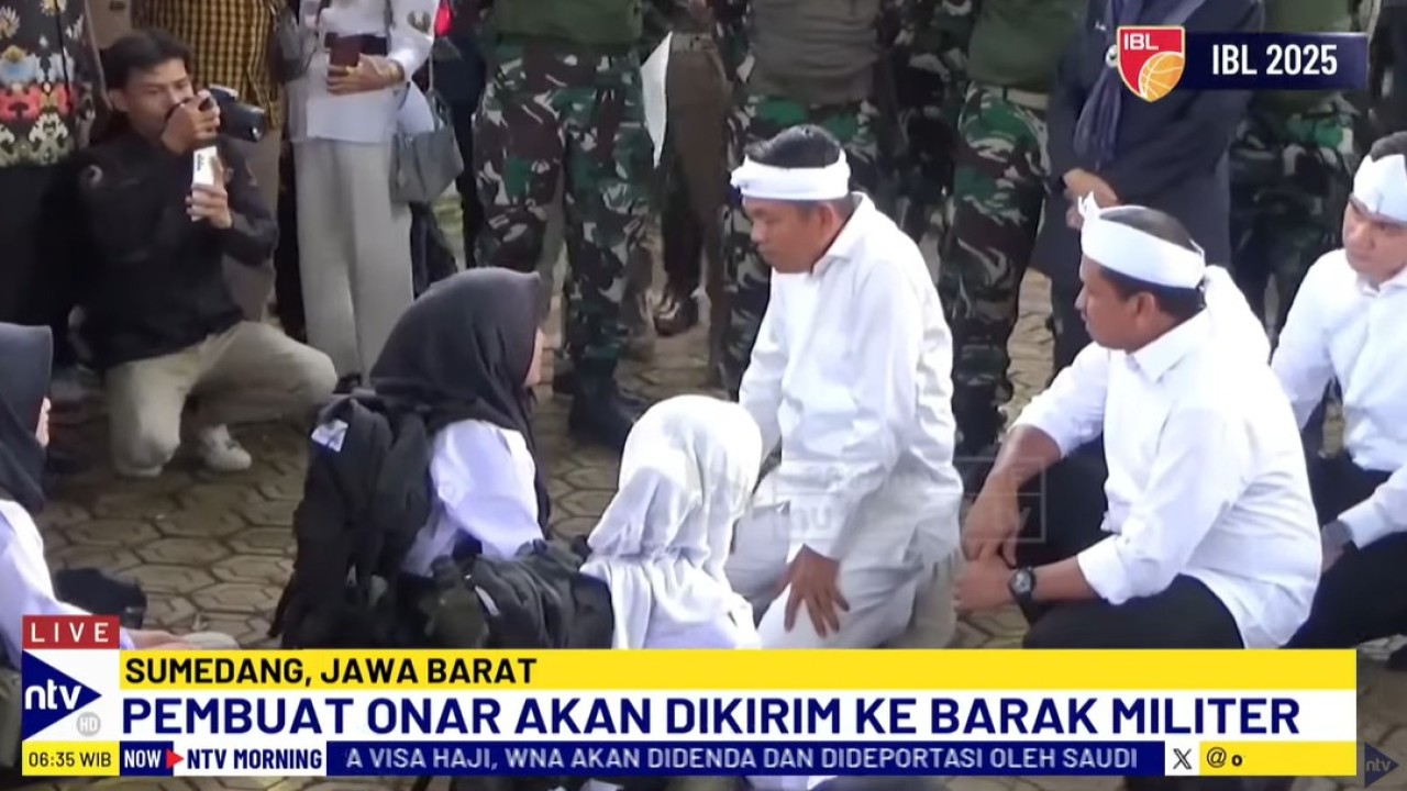 Gubernur Jawa Barat, Dedi Muyadi saat mengunjungi siswa peserta program penguatan karakter di ...
